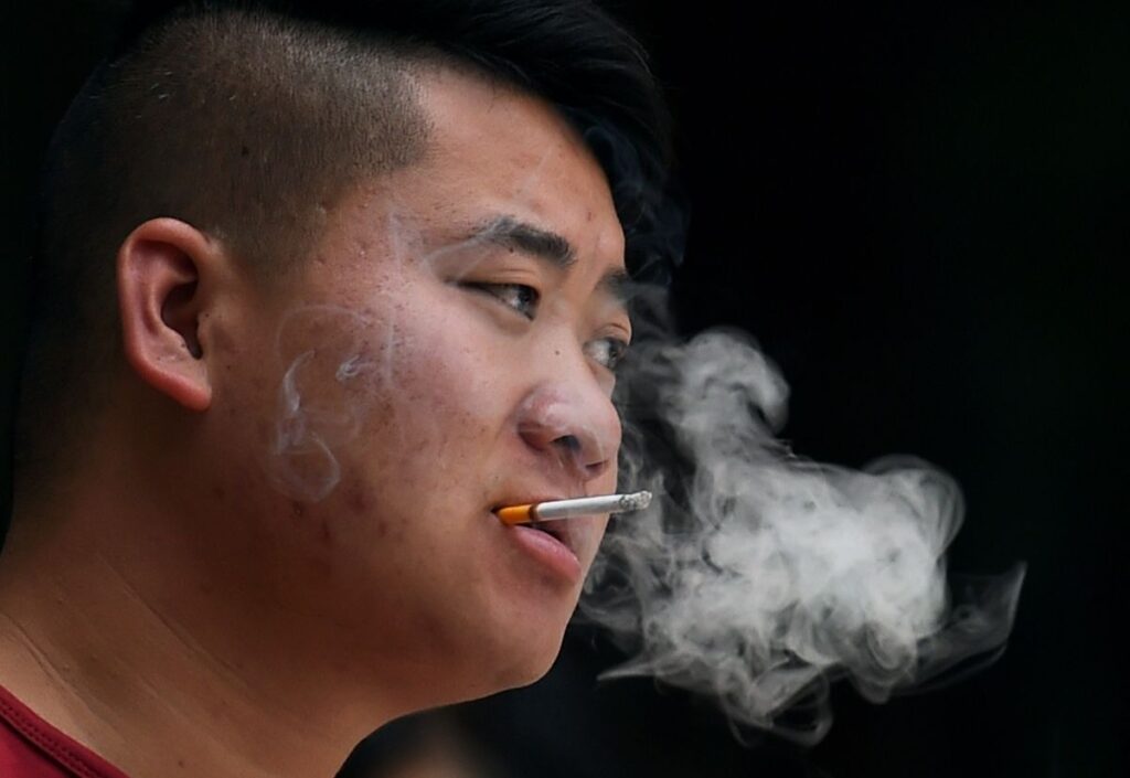 Excessive smoking not only damages the body, but also damages the skin ...